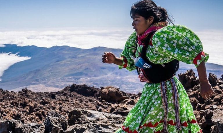‘Lorena, la de pies ligeros’: corredora rarámuri que dio la vuelta al mundo